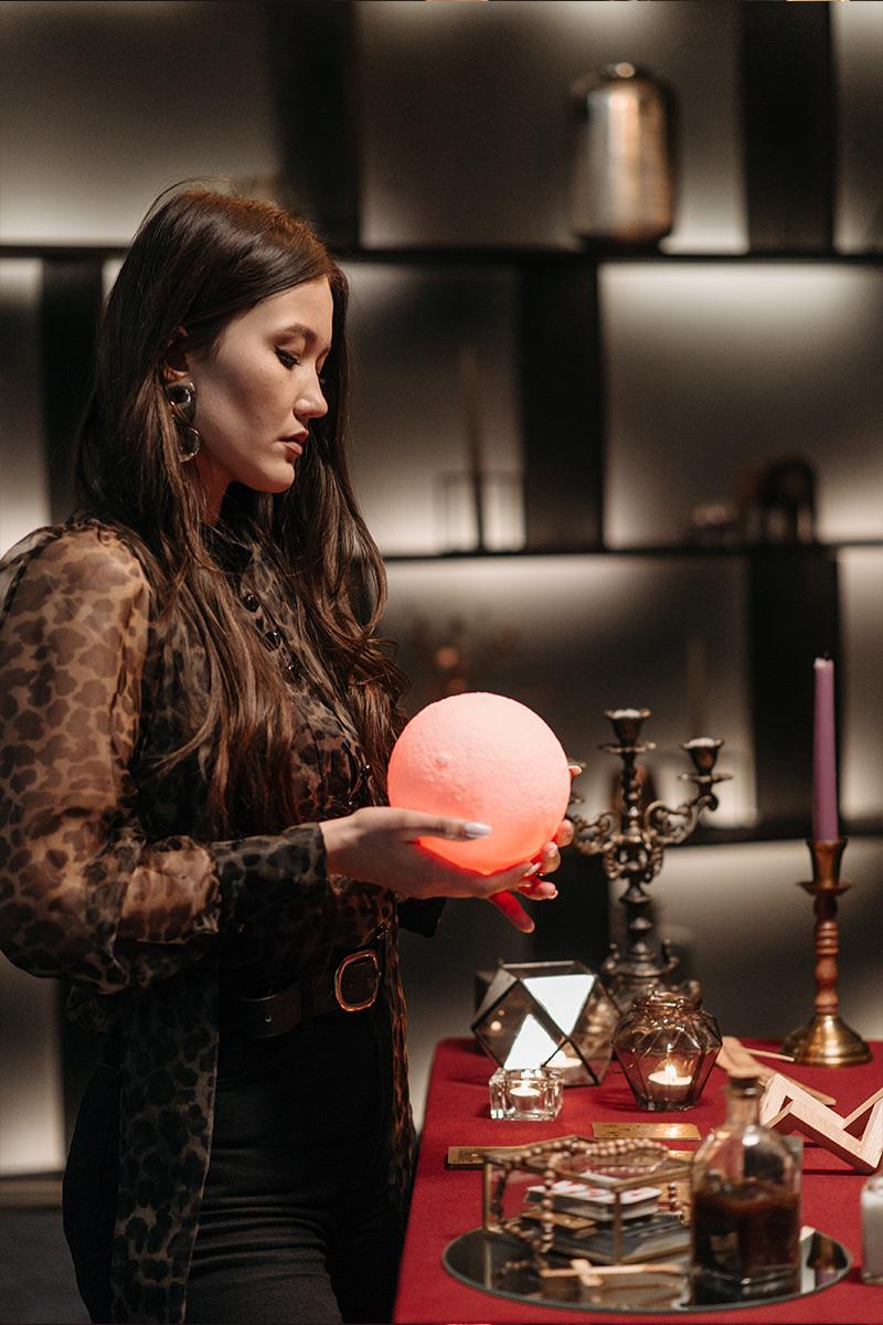 The Art of Prophecy: Benefits and Drawbacks of Tarot Readings